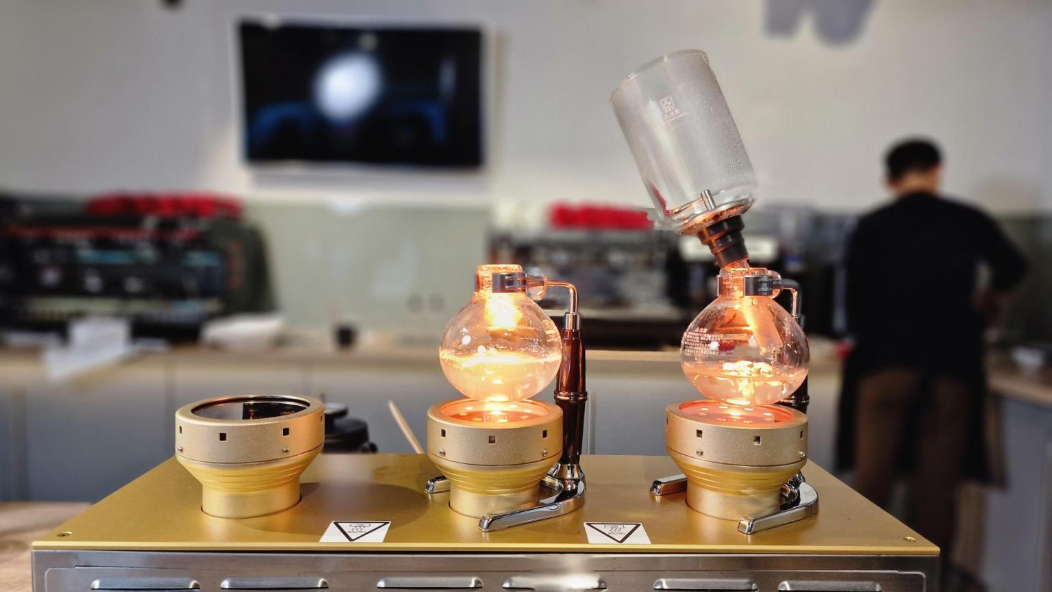 Siphon coffee: the barista's Japanese secret - Lexus UK Magazine