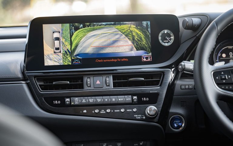 How to adjust the time on your Lexus clock - Lexus UK Magazine